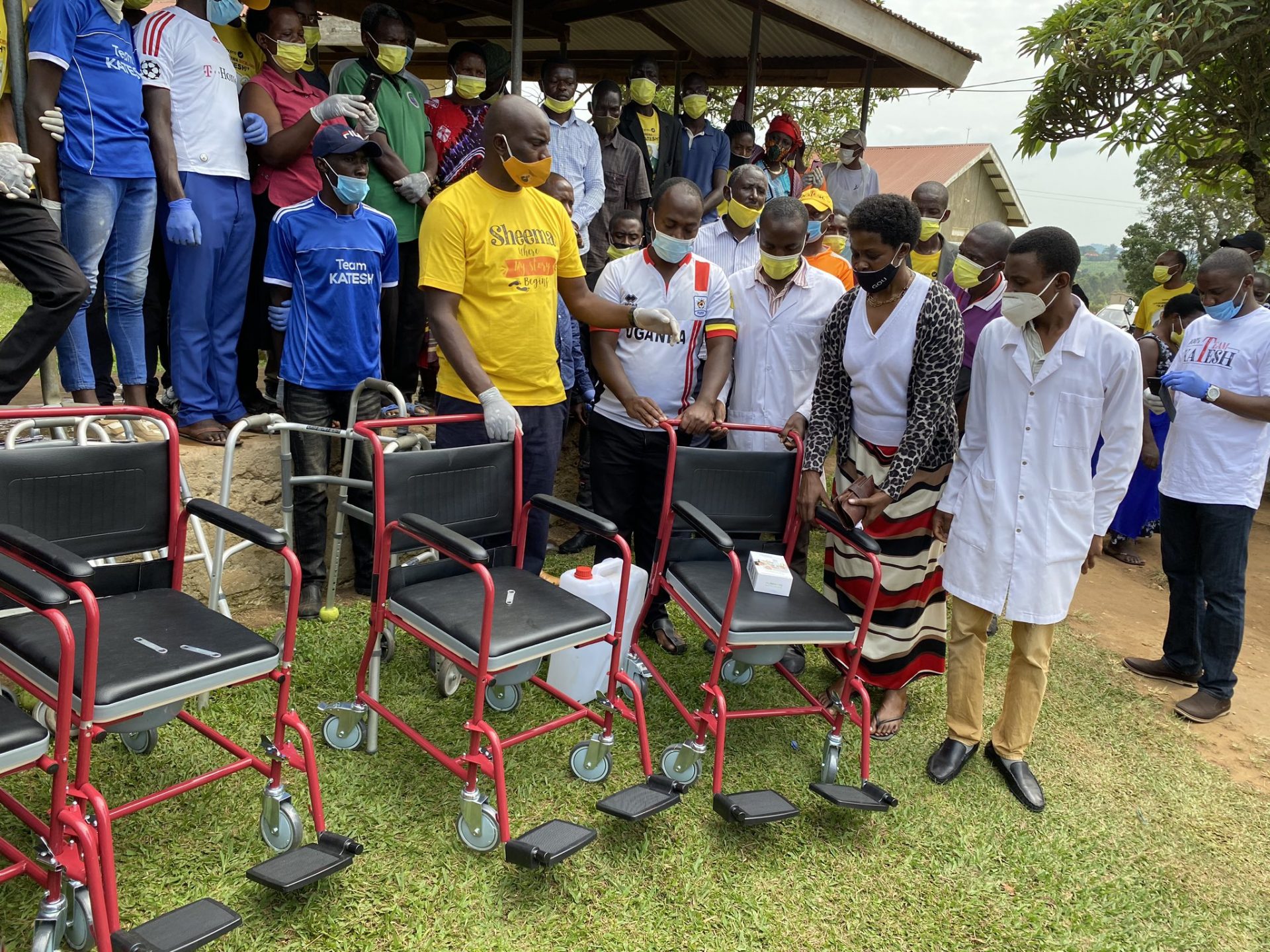 Katesh and team clean up Kabwohe Health Centre | Showbizuganda